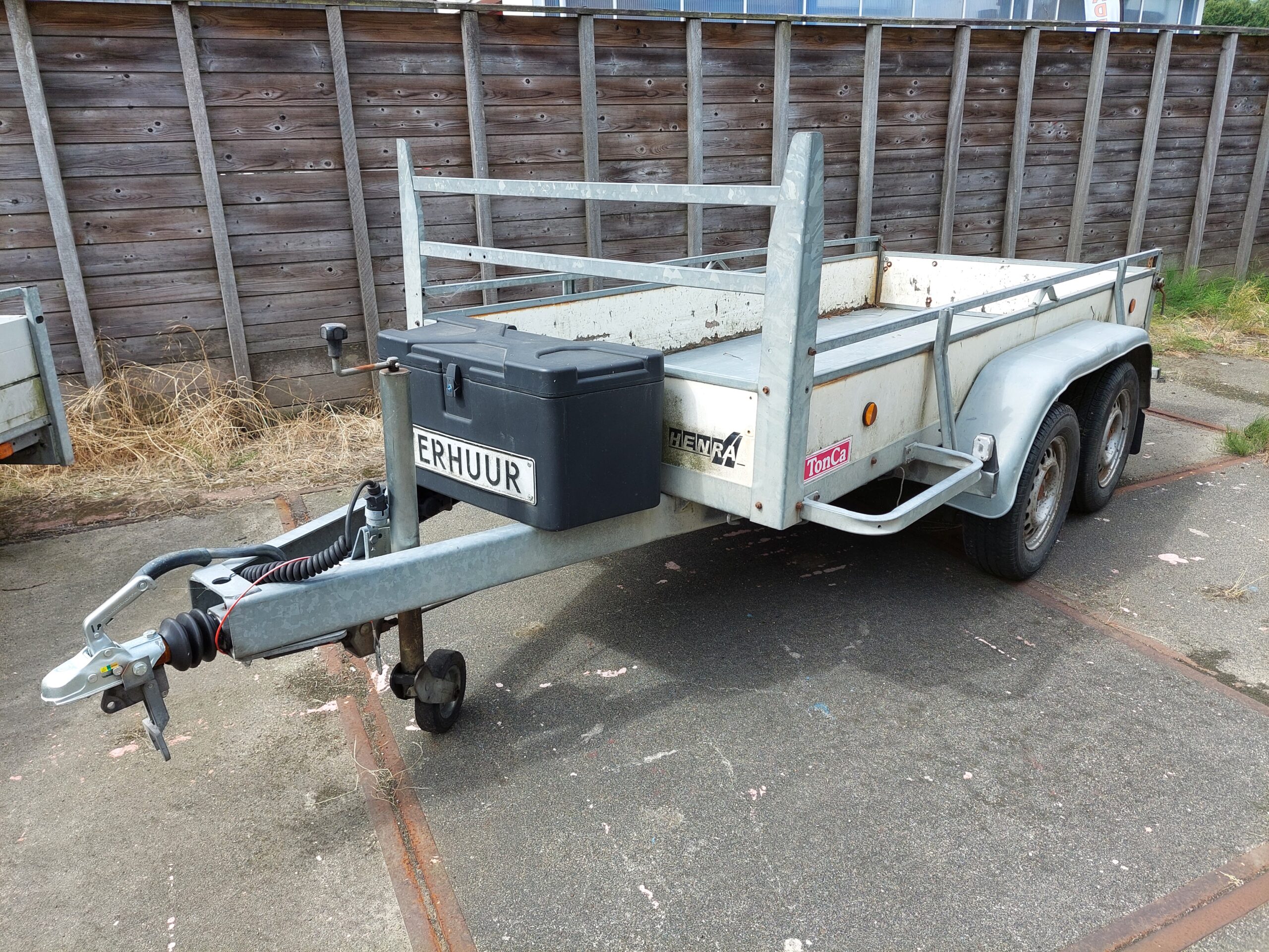 Verhuur tandemas 300x130 - TonCa | Damco Aanhangwagens & Boottrailers